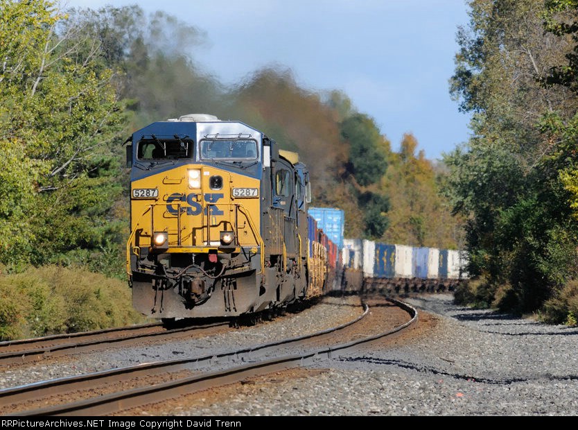 CSX 5287 leads Westbound CSX Q105 near CP 94 on track number one